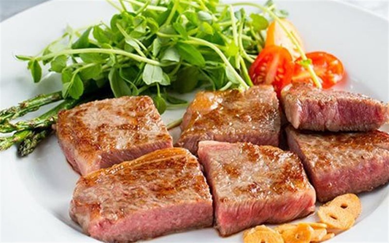 Cuối tuần mẹ làm thịt bò chiên bơ tỏi ngon hơn nhà hàng, ai cũng thích