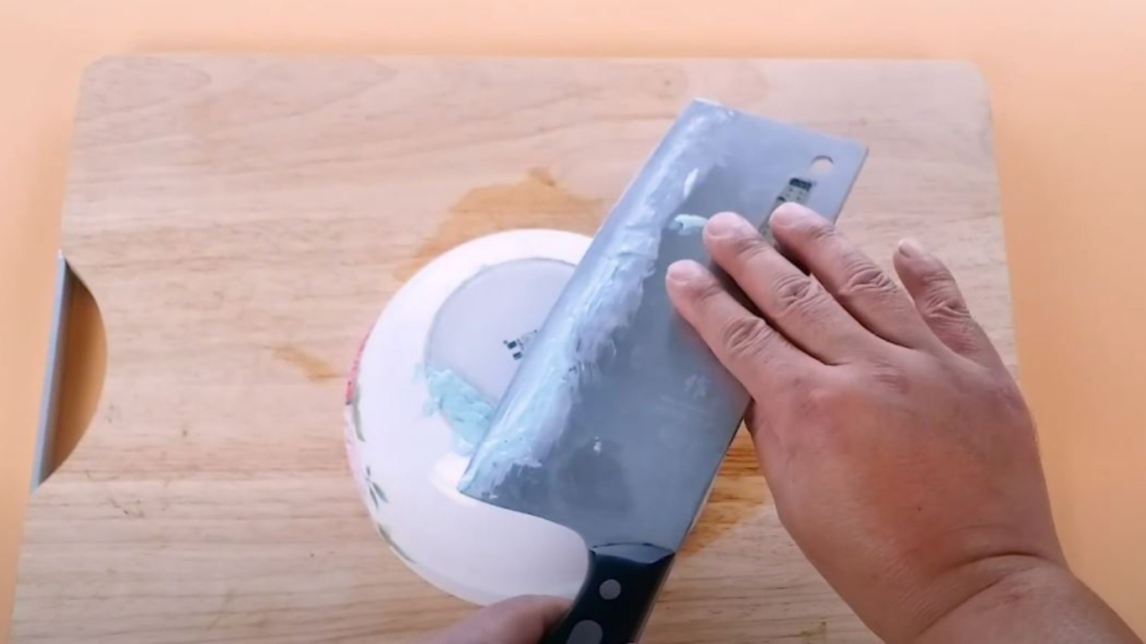 Lấy thứ này bôi lên dao cùn, không tốn công dùng đá mài, dao vẫn sắc ...