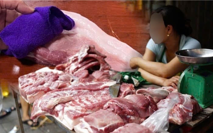 Người bán thịt dùng khăn vải phủ lên thịt lợn làm gì? 2 người nói sự thật