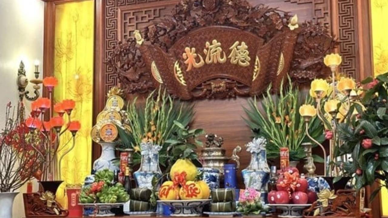 Vì sao mỗi lần thắp hương, người giàu thường đặt bình hoa bên trái thay vì bên phải?