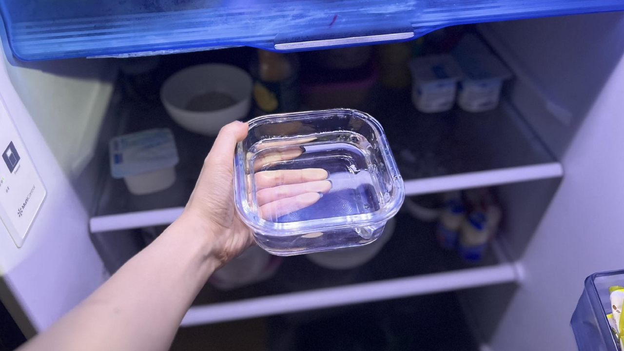 Vì sao ban đêm nên đặt một bát nước lã vào tủ lạnh?