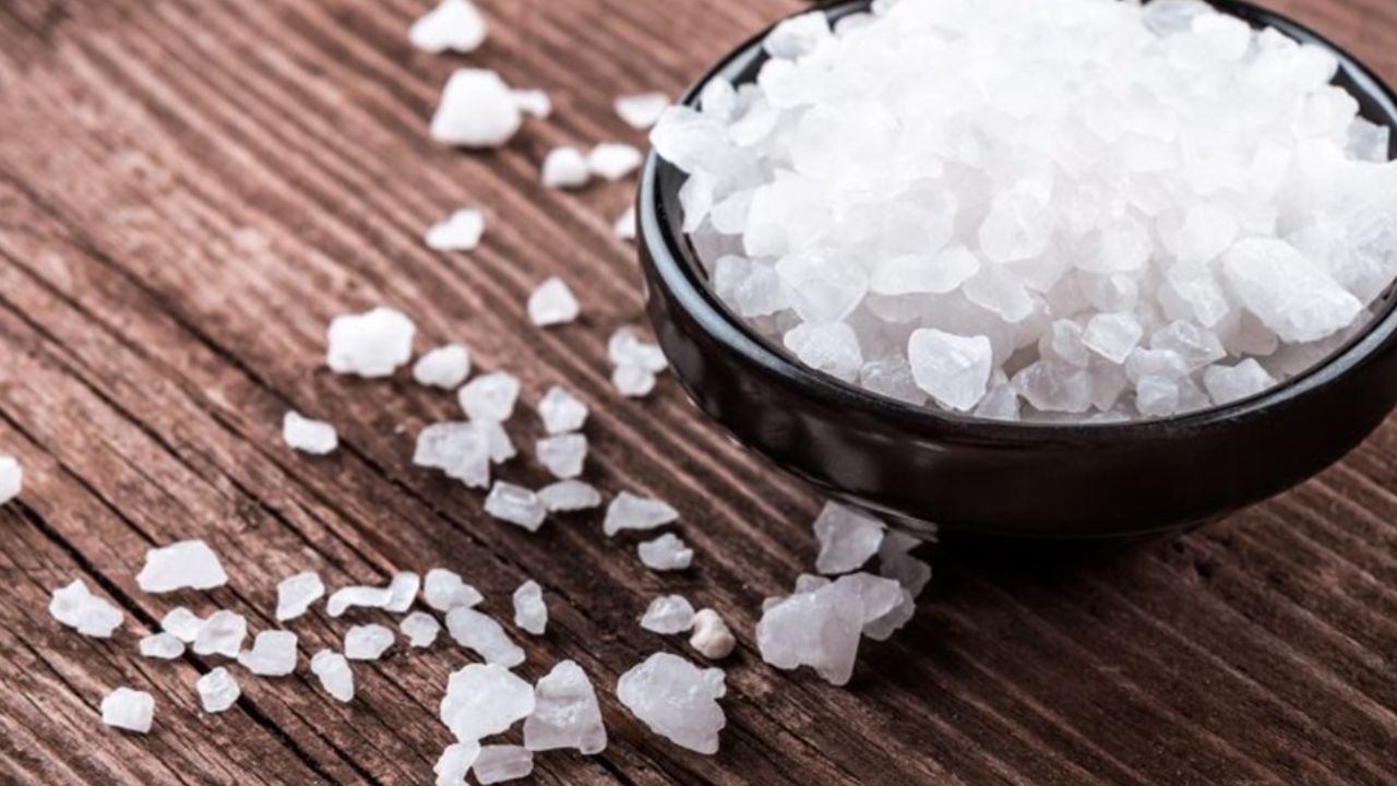 Vì sao nên đặt một bát muối trong nhà tắm? Công dụng nhà nào cũng cần ...