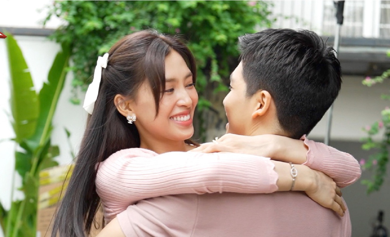 Phản ứng của Tiểu Vy khi đồng nghiệp suýt hôn má