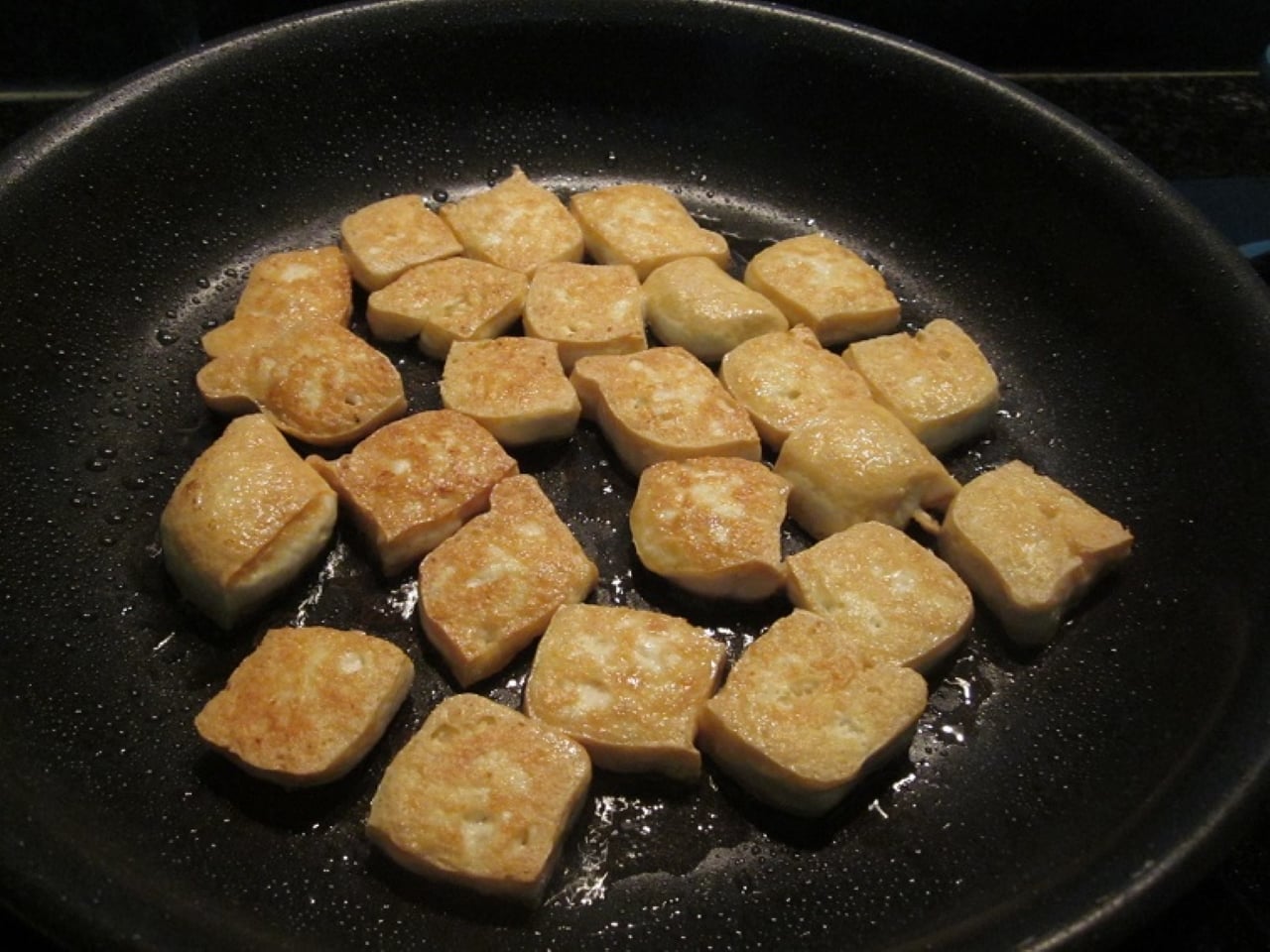 Cách chiên đậu phụ không cần dùng nhiều dầu ăn, mà vẫn không dính chảo ...