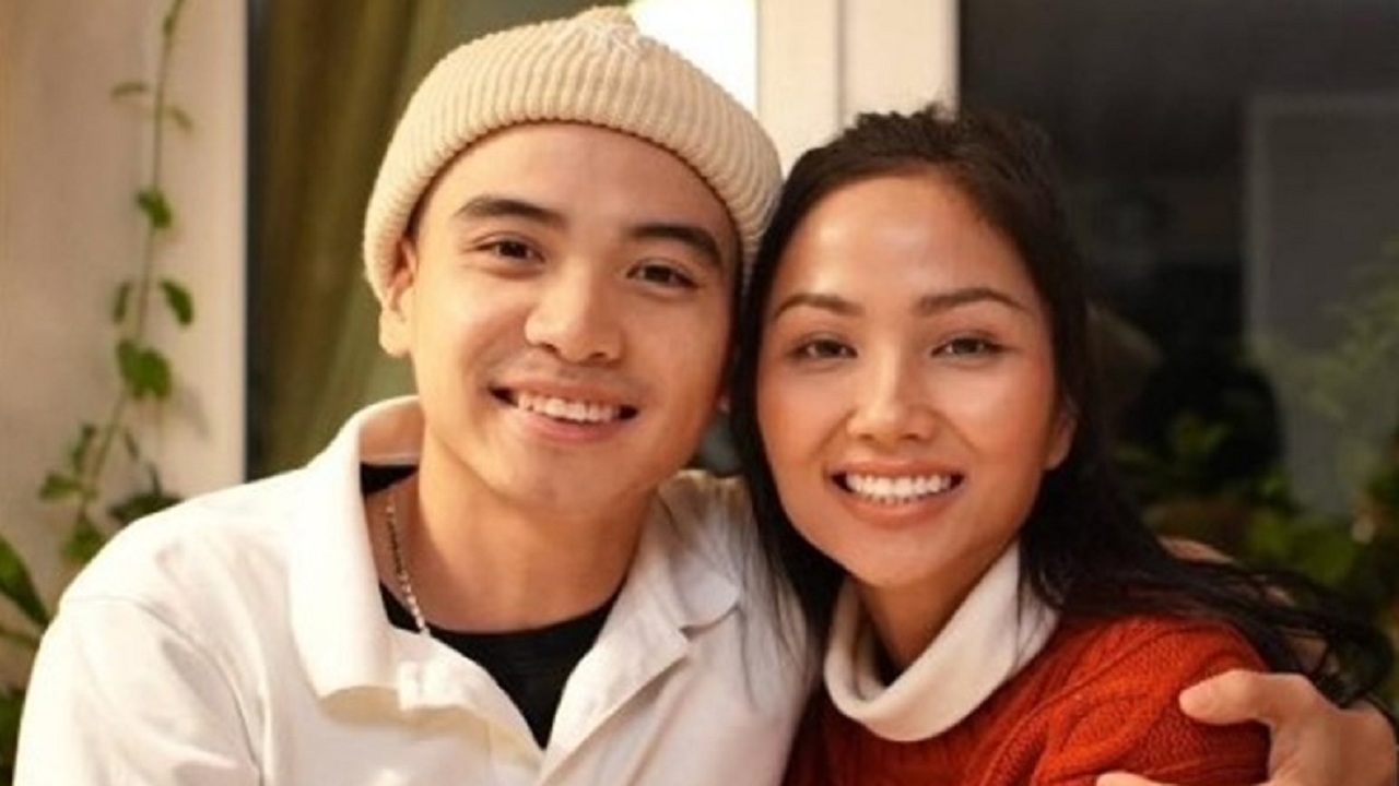 H'Hen Niê đeo nguyên bộ trang sức đắt tiền do ông xã tặng đi chợ