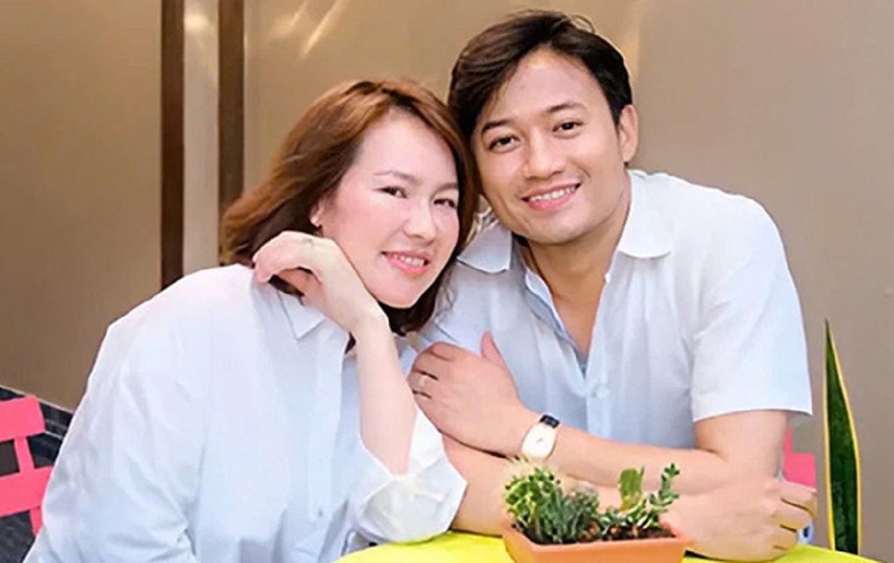 Bà xã Quý Bình lộ diện, đôi mắt sưng húp, khuôn mặt tiều tuỵ khiến ai cũng xót xa