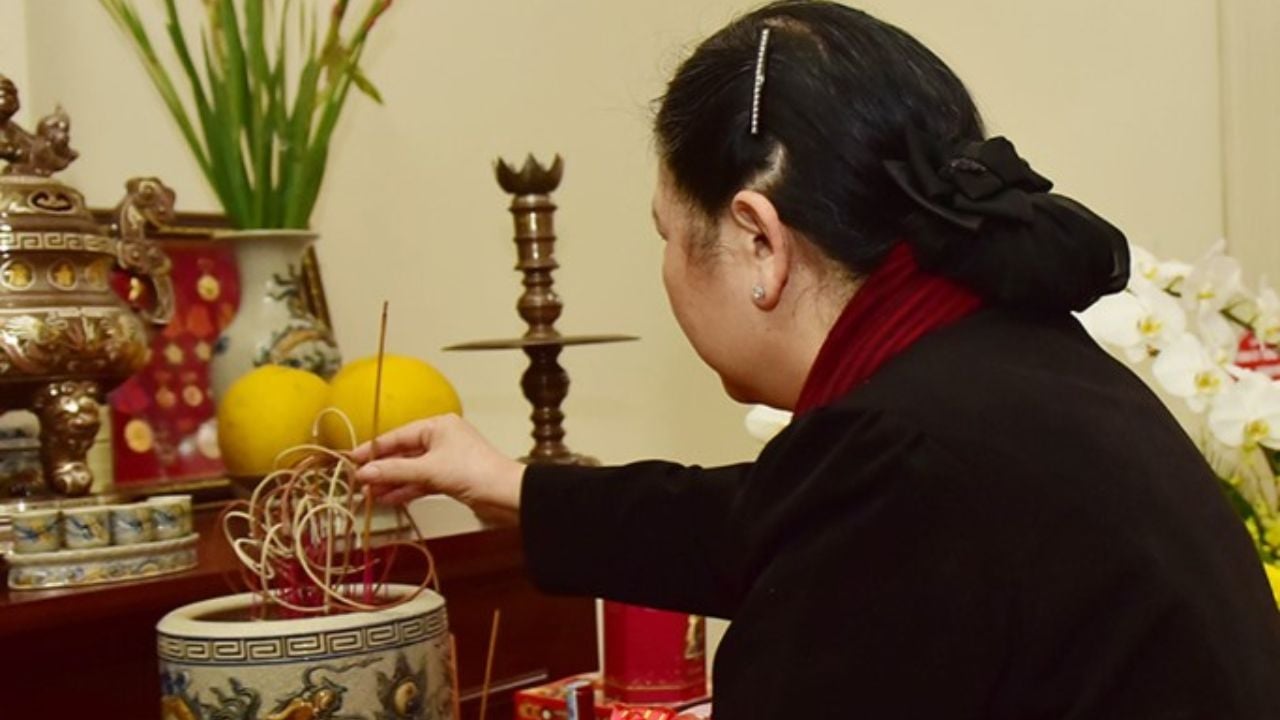 Người xưa dặn: Lúc thắp hương nhất định phải nói 2 chữ Tổ Tiên mới độ ...