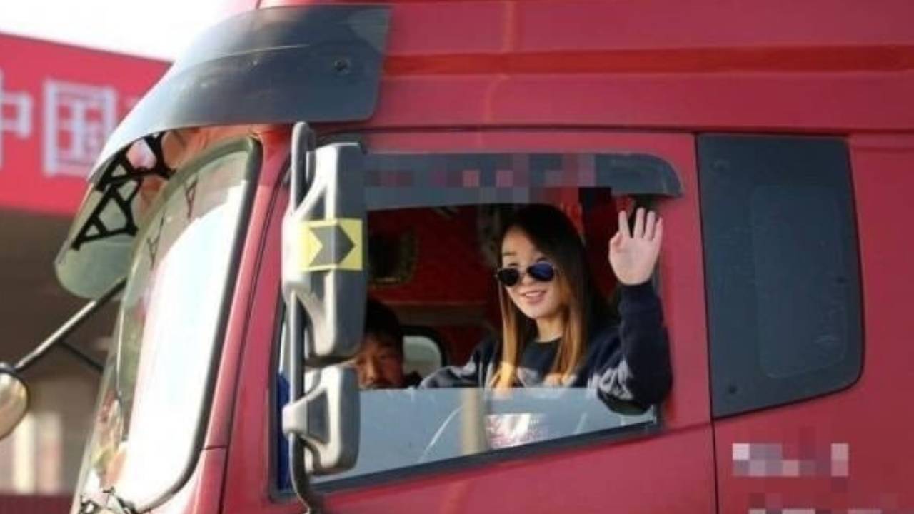 Vì sao tài xế xe tải đường dài luôn dẫn theo một phụ nữ? Lý do khiến ai cũng phải cảm thông