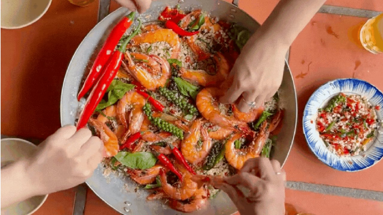 Mẹo làm món tôm rang muối hột thơm ngon: Tôm đỏ au, thịt chắc ngọt, không bị mặn