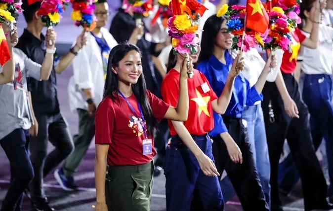 H'Hen Niê bất ngờ lộ bí mật đã giữ kín suốt gần nửa năm