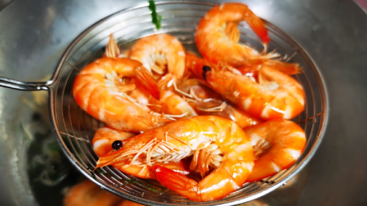 Cắt nắm lá này bỏ vào nồi tôm luộc, tôm lên màu đỏ au, thịt chắc ngọt ...