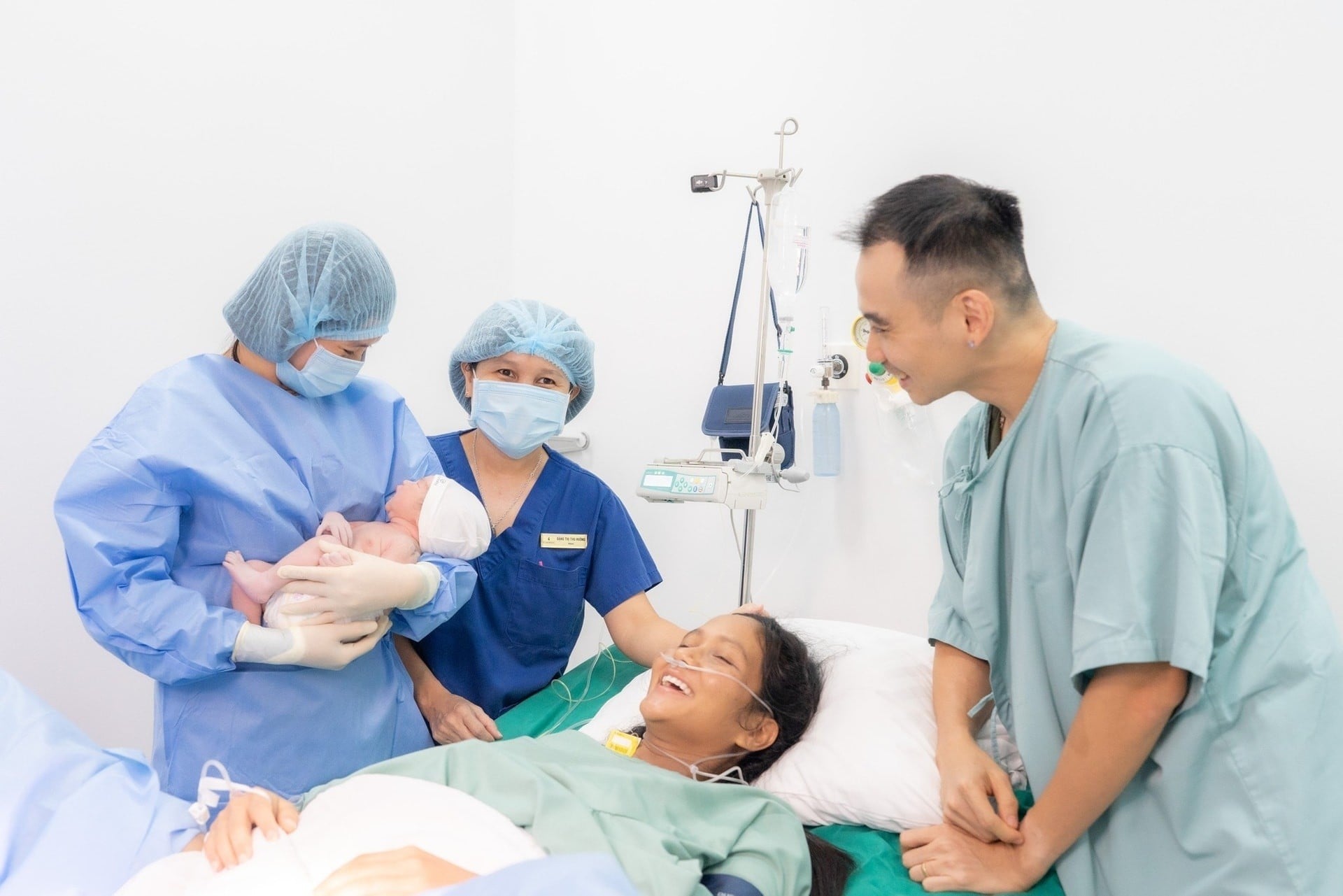 H'Hen Niê lên tiếng sau khi bị mỉa mai tư thế sinh con