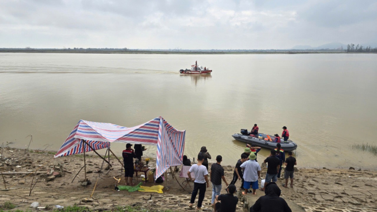Nóng: Đã tìm thấy thi thể 2 bé gái trong vụ người bố trẻ ôm 2 con nhảy cầu Bến Thủy