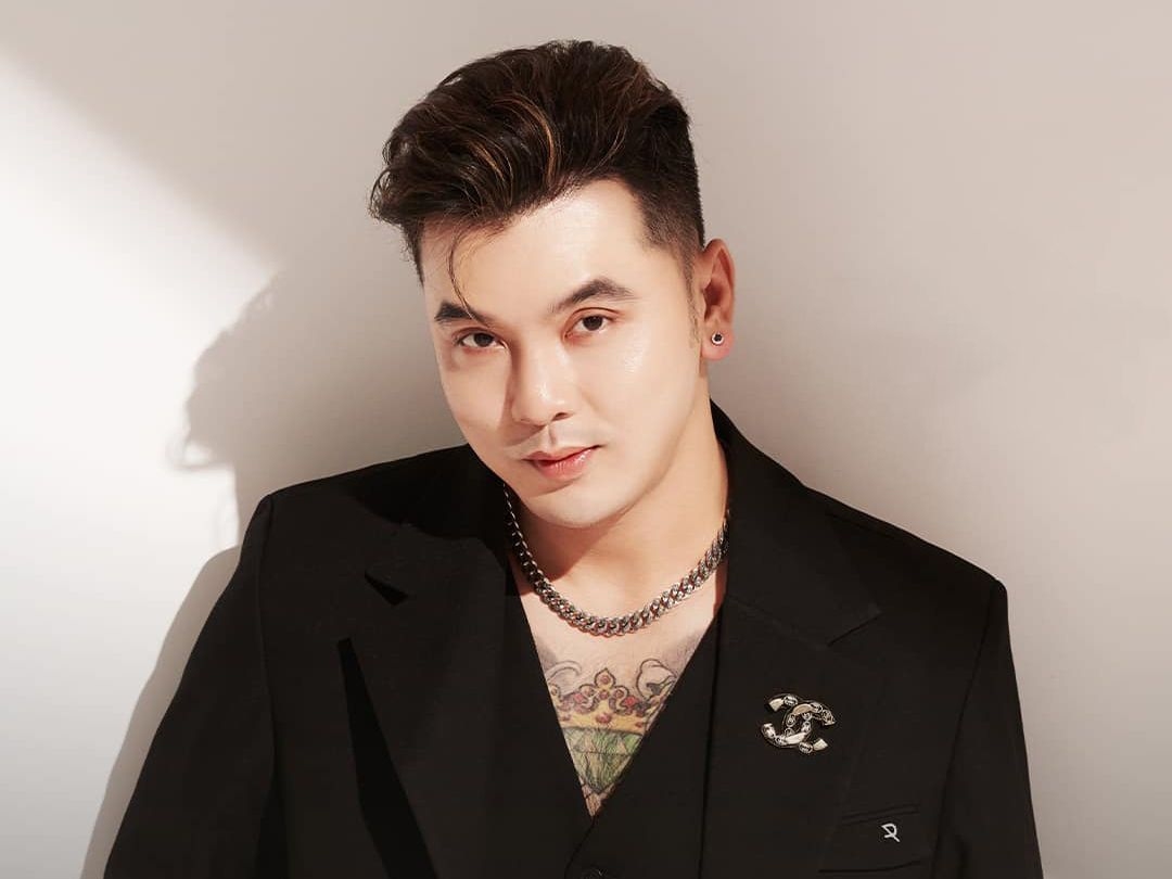 Ưng Hoàng Phúc đáp trả khi bị nói đi từ thiện nhớ “đứng vào chỗ sâu chụp ảnh