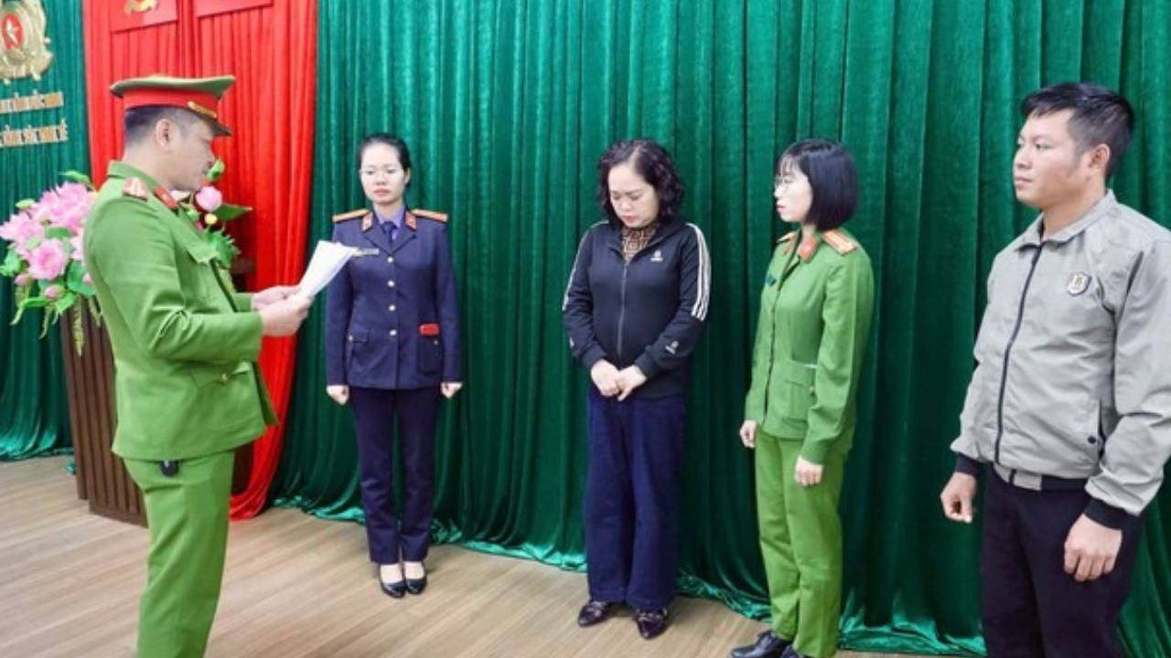 Nóng: Khám xét phòng làm việc của cán bộ thuế Nguyễn Thị Phương