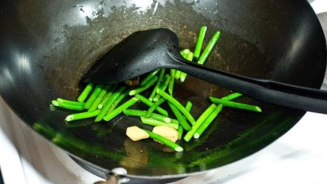 Bước sang 2026, phải vứt ngay đồ dùng nhà bếp này: thải hàng triệu hạt ...