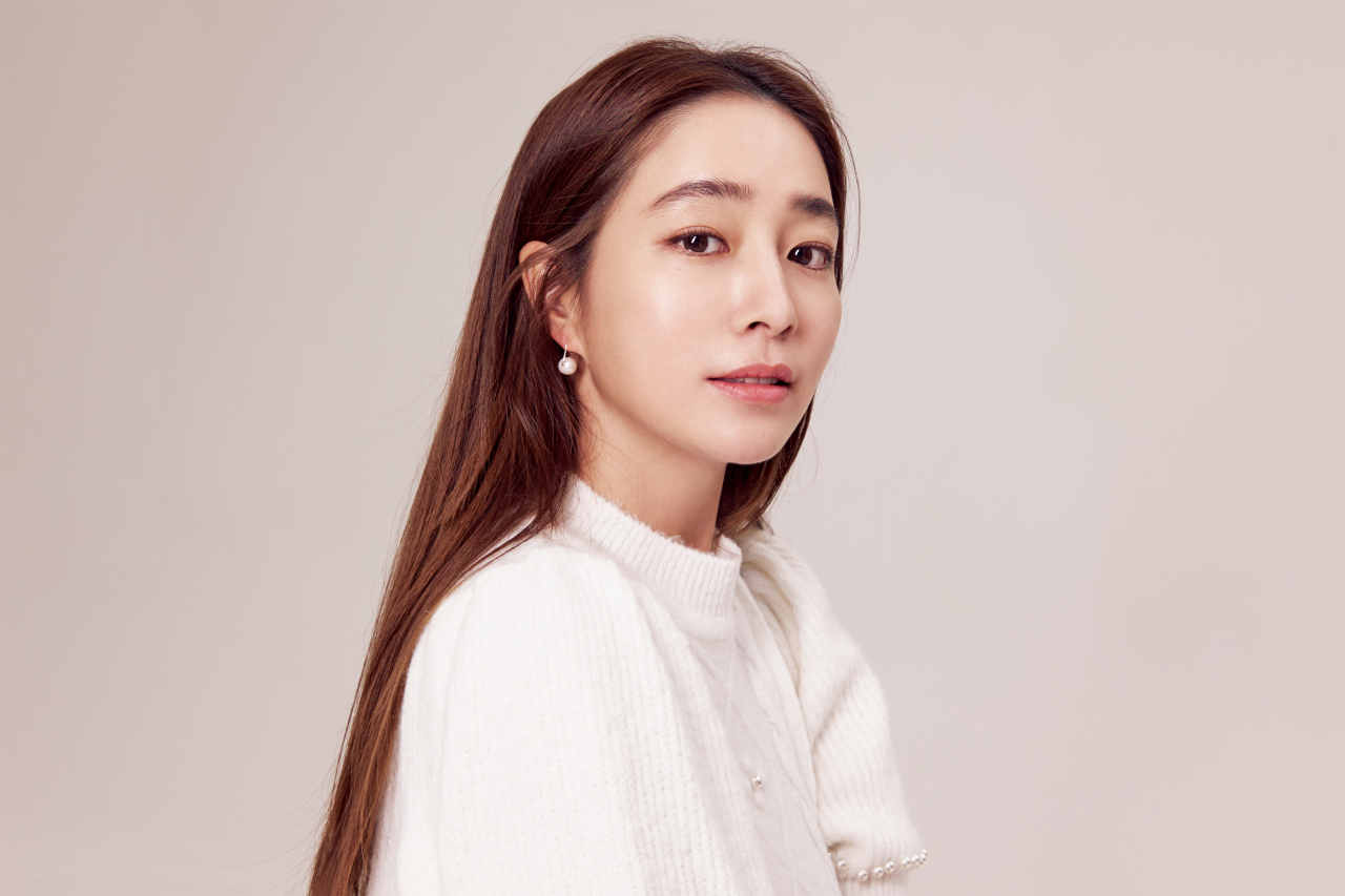Lee Min Jung duy trì làn da trẻ trung nhờ quy trình chăm sóc cơ bản