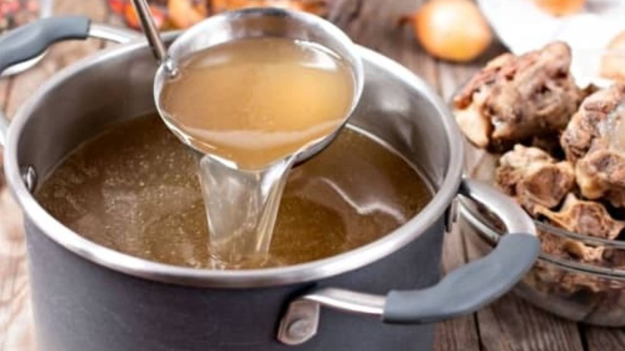 Vì sao không nên nêm muối ngay từ đầu khi ninh xương? Nhiều người làm ...