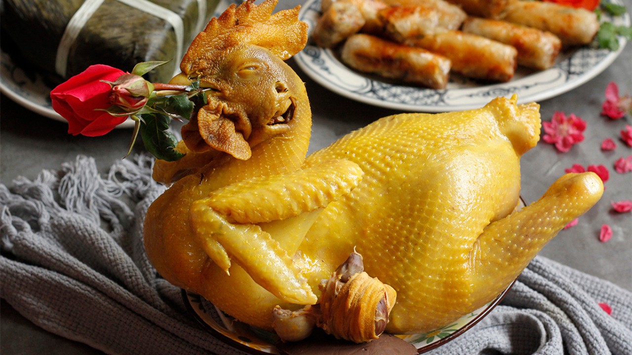 Cách luộc gà không bị nứt, da vàng giòn, khi chặt 10 miếng đẹp như 10