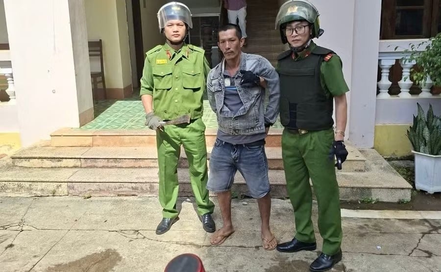 Xôn xao phụ huynh cầm dao xông vào trường tìm giáo viên vì nghi “dìm ...