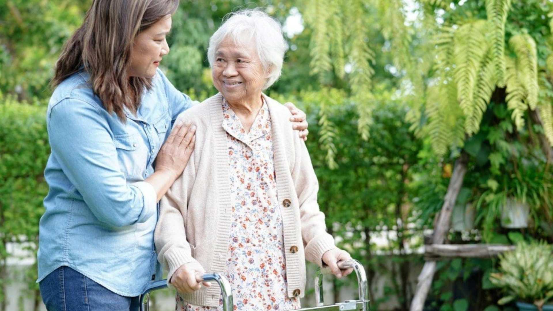 Chăm sóc cha mẹ già đúng cách: Hãy kiên nhẫn và lắng nghe nhiều hơn