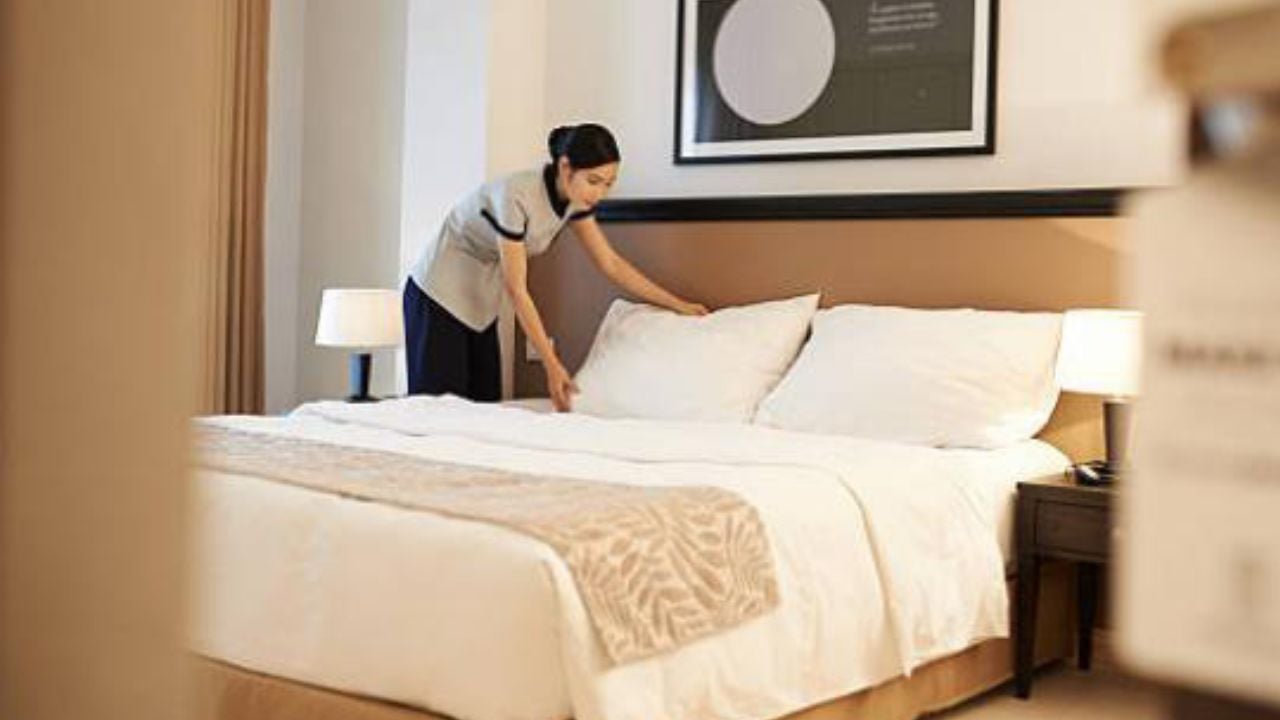 Tại sao khách sạn luôn đặt 2 chiếc gối trên một giường đơn?