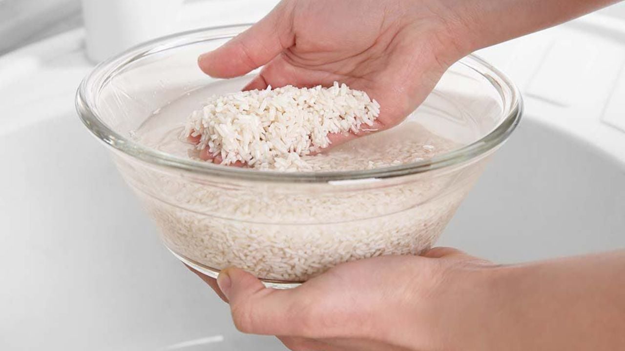 Tại sao nên cho muối vào vo gạo?